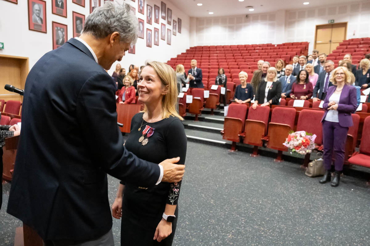 Wręczenie odznaczeń państwowych i resortowych | Warszawski Uniwersytet ...